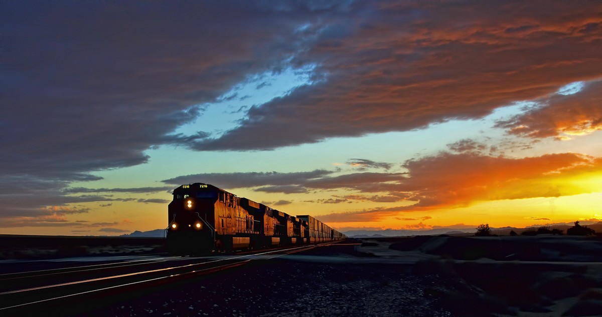 BNSF 7216, eastbound at Essex, California